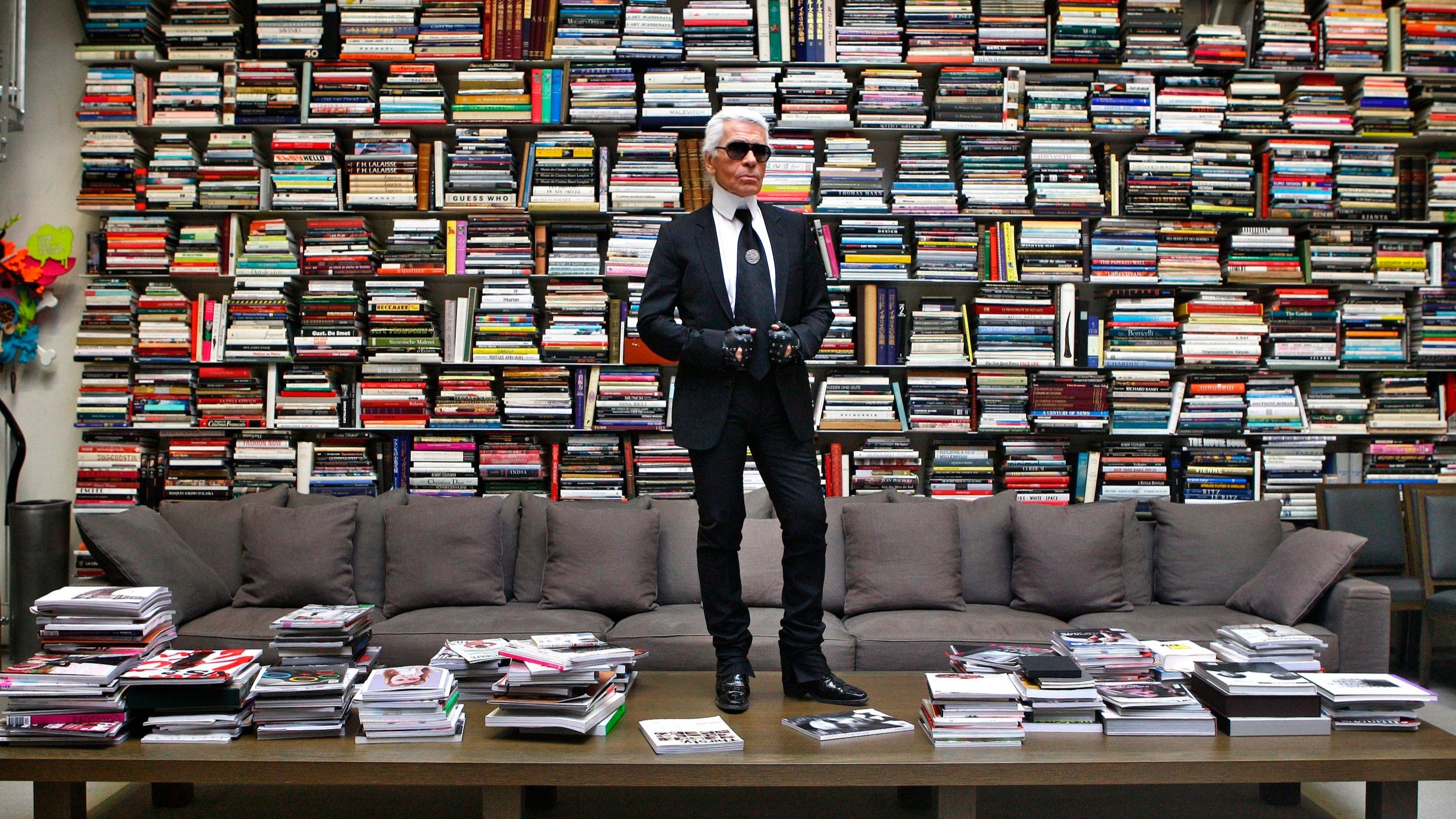 Biblioteca de Karl Lagerfeld em Paris retoma atividades com eventos ...